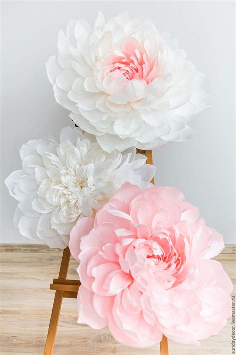 Большие цветы из гофрированной бумаги своими руками для украшения стены 93 фото