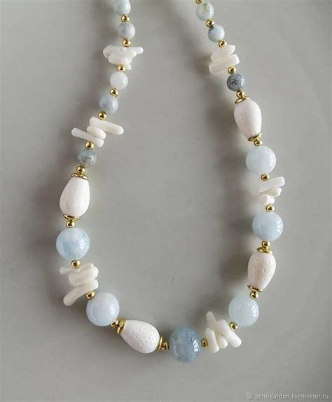 Колье: Альпийское с аквамарином и белым кораллом с позолотой в интернет ...