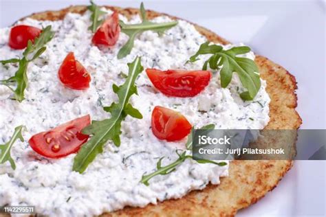 나무로 되는 테이블 근접 촬영 평면도에 Hanukkah를 위한 맛 있는 감자 팬케이크를 가진 격판덮개 고명에 대한 스톡 사진 및 기타 이미지 Istock