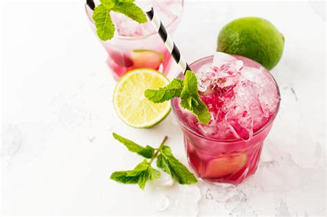 레드 여름 얼음 석 회 라스베리와 밝은 배경에 시럽 음료를 냉각 선택적 초점입니다 과일에 대한 스톡 사진 및 기타 이미지 과일 꼭대기 달콤한 음식 Istock