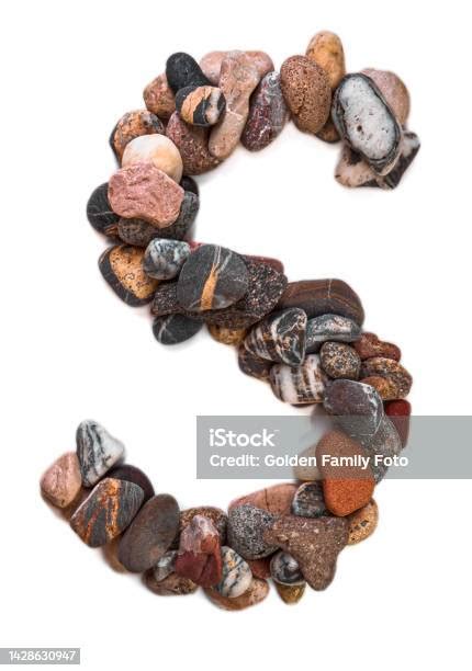 하얀 고립 된 배경에 부드러운 돌의 편지 편지가 늘어선 강 돌 중 상세하고 클로즈업 선택적 초점 0명에 대한 스톡 사진 및 기타 이미지 Istock