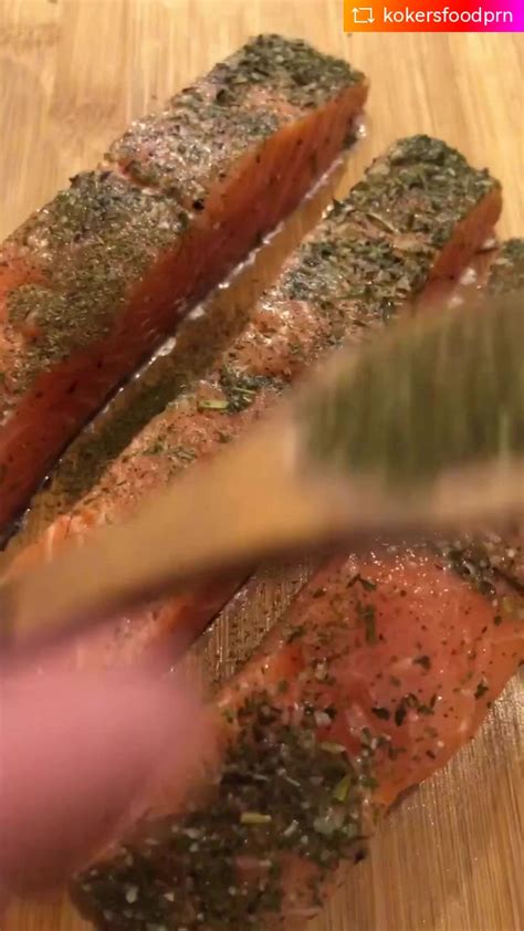 Repost Kokersfoodprn 🔸Сьомга в сместанов сос с грах спанк червена боровинка и мента🔸 Горната