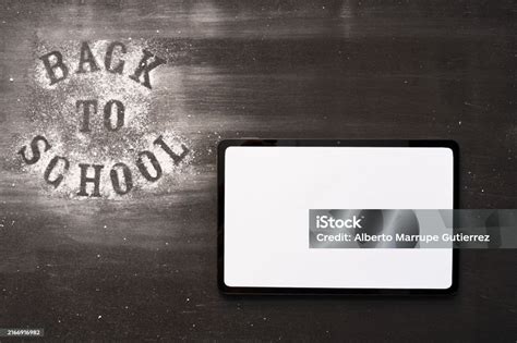 Back To School 타이포그래피와 빈 디지털 태블릿이 있는 칠판의 평면도 구성 0명에 대한 스톡 사진 및 기타 이미지 0명 9월 가위 Istock