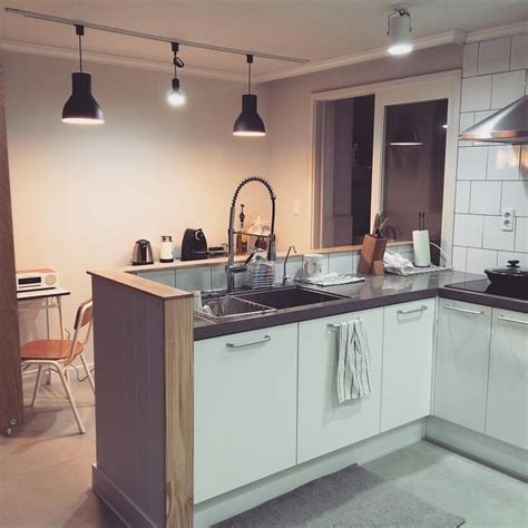 우리집 주방에는 식탁이 없다 밥을 먹을려면 저어기 저어쪽~~거실로 가야된다 ㅋㅋ 남편이 젤 짜증을 낸다 쳇 거실에서 바깥경치 보며 밥먹으면 얼마나 좋은데🍃 조금