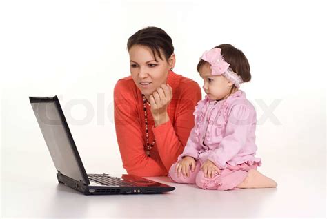 Mutter Mit Tochter Und Laptop Stock Bild Colourbox