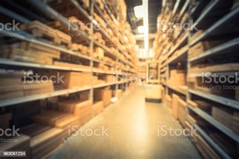 빈티지 가구 창 고 및 자동 포크 리프트 스태커 로더 흐리게 0명에 대한 스톡 사진 및 기타 이미지 0명 가구 공장 산업 건물 Istock