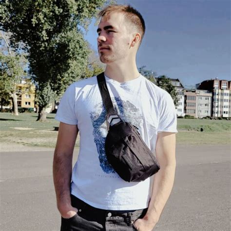 20 Versatile Outfits With Cross Body Bags For Men To Try