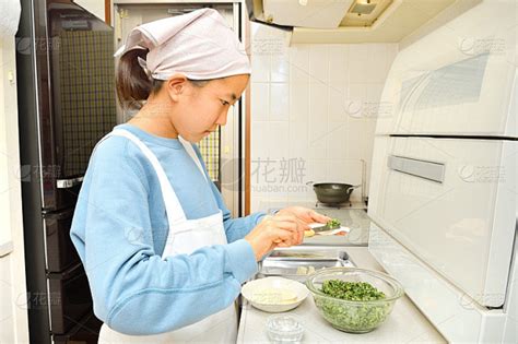 日本女孩在厨房做饭