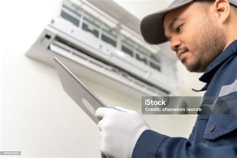 제복을 입은 기술자가 태블릿을 사용하여 에어컨의 유지 보수 및 청소 필터 목록을 확인합니다 에어컨 유지 보수 서비스 홈 서비스