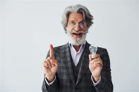 손에 전구와 함께 실내에서 회색 머리와 수염을 가진 시니어 세련된 현대 남자 45 49세에 대한 스톡 사진 및 기타 이미지