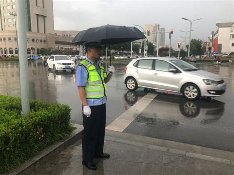 大雨天，菏泽街头发生了暖心一幕凤凰网