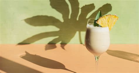 테이블 위에 놓인 음료가 담긴 잔 사진 Unsplash의 피나 콜라다 이미지