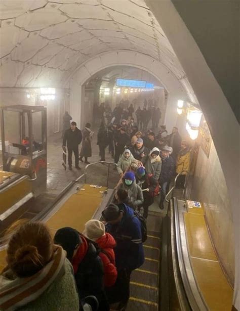 У Москві сталась пожежа на станції метро спалахнув вагон все у диму люди тікають фото відео