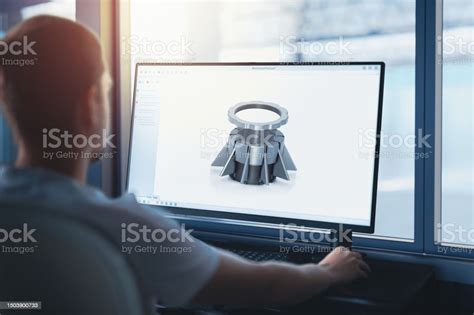 엔지니어는 산업용 기계를 제조하는 회사에서 Cad 소프트웨어를 사용하여 컴퓨터에서 기계 구성 요소를 설계합니다 배경에 있는 생산