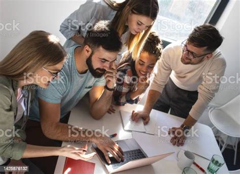 회의실에서 열린 회의에서 작업자를 개발하는 소프트웨어 그들은 미래의 프로젝트에 대해 논의합니다 웹 디자이너에 대한 스톡 사진 및 기타 이미지 Istock