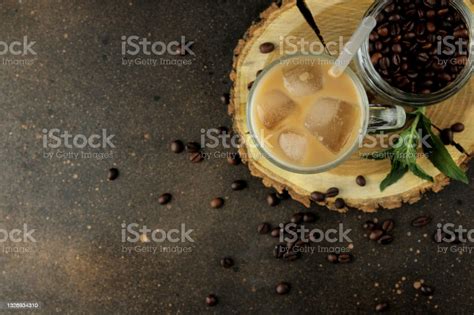어두운 배경에 유리 비커에 우유와 얼음 조각 얼음 라떼 또는 아이스 커피 상쾌한 음료 여름 음료 맨 위 보기 각얼음에 대한 스톡