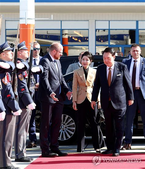 체코 방문 마친 윤석열 대통령 부부 연합뉴스