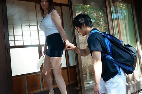 鷲尾めい タイトなミニスカがセクシーな爆乳おっぱいの隣人妻！汗だくになりながらntrセックス 無料av動画