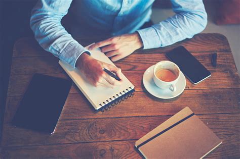 메모장에서 체크 리스트를 작성 하는 동안 나무 테이블에서 일 하는 사람의 손의 자른된 이미지 비즈니스 사람 계획 주최자 일정 계획에 대한 스톡 사진 및 기타 이미지 Istock