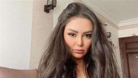 إيمان أيوب تزيل مكياجها على الهواء وتؤكد حاقنة فيلر بالشفايف فقط