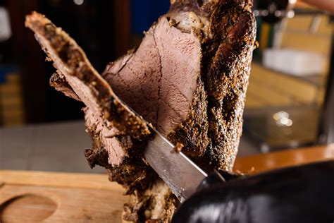 칼로 자른 돼지고기 튀김 돼지 고기의 큰 평화 고기를 자르는 것 요리사는 칼로 돼지 고기를 잘라 레스토랑용 육류 메뉴 광고 0명에 대한 스톡 사진 및 기타 이미지 Istock