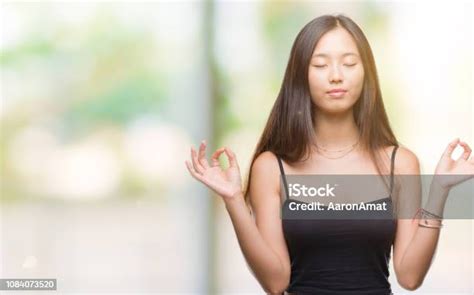 격리 된 배경 위에 젊은 아시아 여성 휴식과 명상 손가락으로 제스처를 하 고 폐쇄 눈으로 웃 고 요가 개념 개념에 대한 스톡 사진 및 기타 이미지 Istock