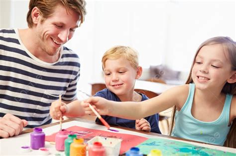 집에서 아이들과 함께 그림을 그리는 아버지 배경 및 무료 다운로드를위한 그림 Pngtree