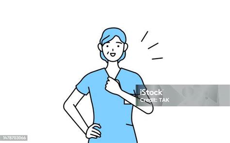 중년 수석 여성 간호사 물리 치료사 작업 치료사 언어 치료사 제복을 입은 간호 조수가 가슴을 두드리고 있습니다 가슴 두드리기에