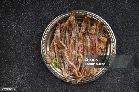 멸치 필레 생선 해물 간식 아페리티프 신선한 맛있는 음식 요리 맛있는 식도락가 음식 배경 테이블에 촌사람 같은 음식 평면도 복사 공간 Pescetarian 다이어트 건강한