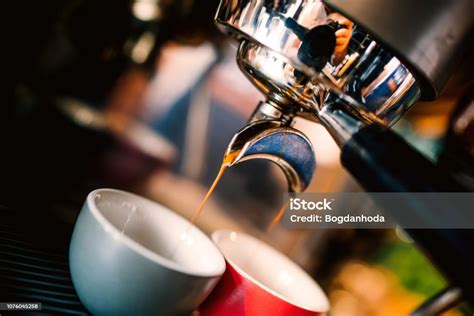 전문 양조 커피 바 세부 사항 에 스 프레소 커피 붓는 스 프레소 기계에서 자세히 설명 합니다 가 게 카페에서에서 바리 스타 정보 Ristretto에 대한 스톡 사진 및