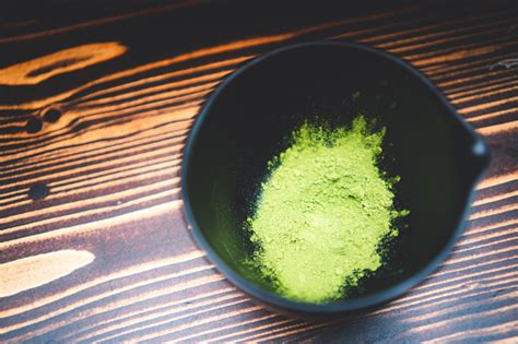 신선한 아이스 말차 라떼 녹차 음료 차가운 음료 우유 화이트 스위트 크림과 건강 한 다과 식품 일본 맛의 스타일 배경에 대 한 맛 0명에 대한 스톡 사진 및 기타 이미지