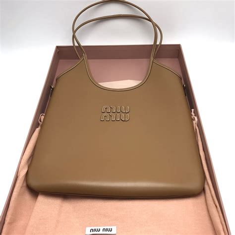 Купить Кожаная сумка тоут Miu Miu Ivy с логотипом по цене от 12 800 р