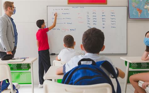 교실에서 얼굴 마스크와 사회적 불복시를 입고 있는 고등학생과 교사 10 11세에 대한 스톡 사진 및 기타 이미지 10 11세 12 13세 5명 Istock