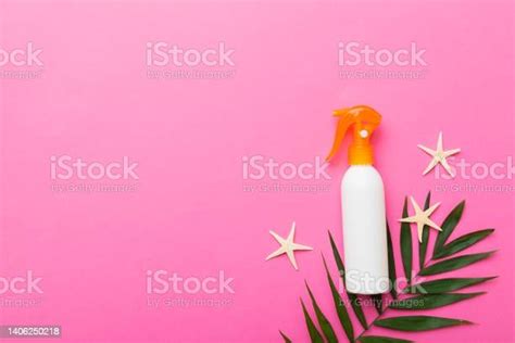 자외선 차단제 스프레이 병 태양 보호 크림과 색상 배경에 열대 녹색 잎이있는 바다 껍질이있는 병 상단 전망 개념에 대한 스톡 사진 및 기타 이미지 Istock