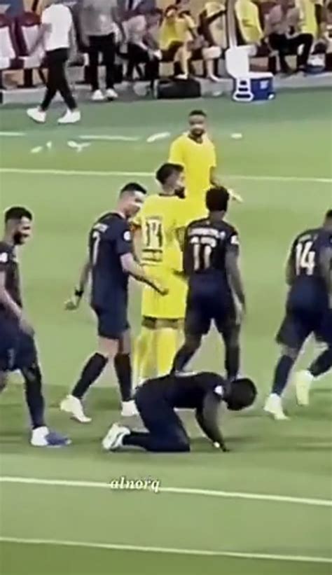 واکنش کریس رونالدو به سجده شکر سادیو مانه عکس