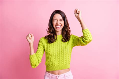 사랑스러운 행운의 물결 모양의 레이디 착용 녹색 스웨터 상승 주먹 닫힌 눈 고립 파스텔 핑크 컬러 배경 갈색 머리에 대한 스톡 사진 및 기타 이미지 Istock