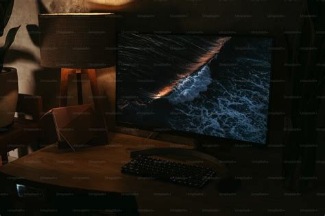 컴퓨터와 램프가있는 책상 사진 Unsplash의 램프 이미지