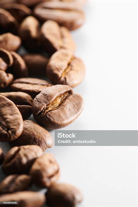 볶은 커피 원두가 흰색 배경에 가까이 붙어 클리핑 경로 0명에 대한 스톡 사진 및 기타 이미지 0명 갈색 고급 요리 Istock