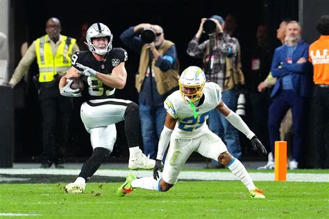 Chargers Beat Raiders To Lock Up No 5 Seed In Afc Reuters