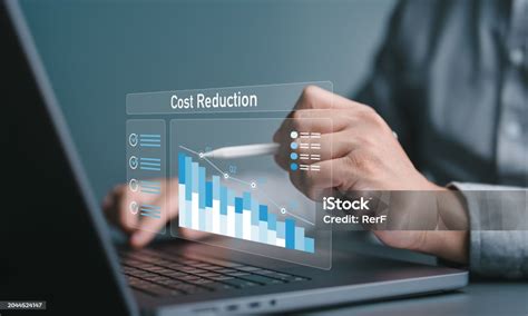 사업가는 컴퓨터를 사용하여 비용 절감을 위해 기업 지불을 분석합니다 린 제조 최적화 이익 극대화를 위한 사업 비용 절감 장기 투자를 위한 재무 데이터 가격에 대한 스톡 사진