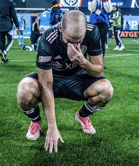 آخرین بازی دوران حرفه ای گونزالو هیگواین عکس طرفداری