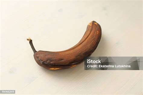 검은 바나나 버 릇 흰 나무 바탕에 썩은 바나나 팝 아트 하나의 버 릇 없는 검은 바나나 텍스트의 공간을 복사 합니다 최신 유행의 버 릇 없는 유기농 과일이미지 0명에 대한