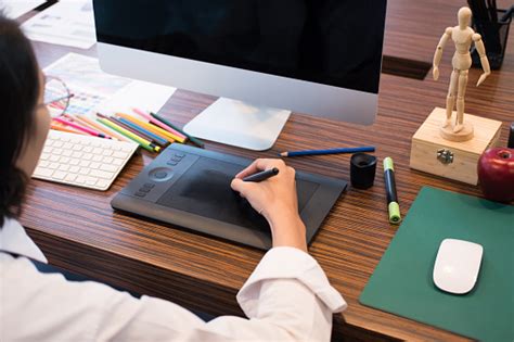 인테리어 디자이너는 사무실에서 그래픽 태블릿에 그리기입니다 직장에서 컴퓨터 작업 하는 아티스트 사진 보정 사진입니다 디자인 창의성 아이디어 계획에 대한 스톡 사진 및 기타