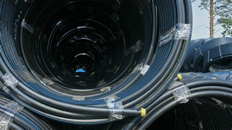 완성 된 플라스틱 파이프 산업 야외 스토리지 사이트 창 고가 고 플라스틱 물 파이프 공장 제조입니다 강철에 대한 스톡 사진 및 기타 이미지 Istock