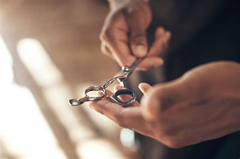 알아볼 수 없는 이발사가 서 서 있는 모습이 그의 살롱에서 가위를 들고 있는 장면 남자에 대한 스톡 사진 및 기타 이미지 남자 남자들만 이발사 Istock