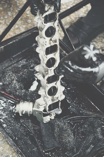 연료 분사 및 공기 청소를 위해 자동차 정비공 또는 군인 분해 차 더러운 엔진 수정에 대 한 시스템 엔진 부품 흐름과 자동차 차고 또는 수리가 게에서 문제를 복구 건강