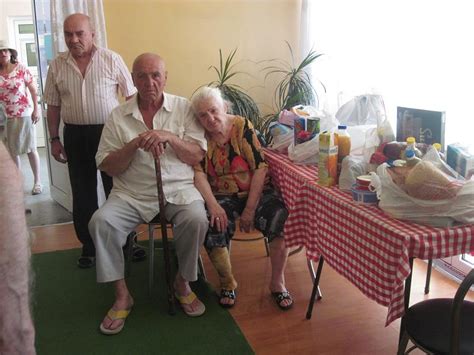 19 07 2010 дарение на продуктите от Купи и Дари 1 на Дом за стари хора Зона Б 5 София