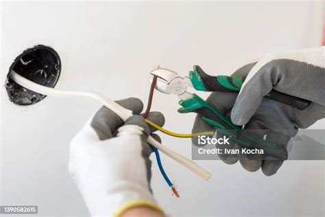 수리공 노동자 콘센트 설치 중 클로즈업 주택 개조 중 전선 절단 건설 산업에 대한 스톡 사진 및 기타 이미지 건설 산업 건설 장비 건설 현장 Istock