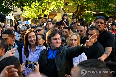 선거 유세 펼치는 아르헨 대선 후보 밀레이 연합뉴스