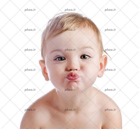 عکس با کیفیت کودک زیبا با موهای بور در حال فرستادن بوس عکس با کیفیت و تصاویر استوک حرفه ای